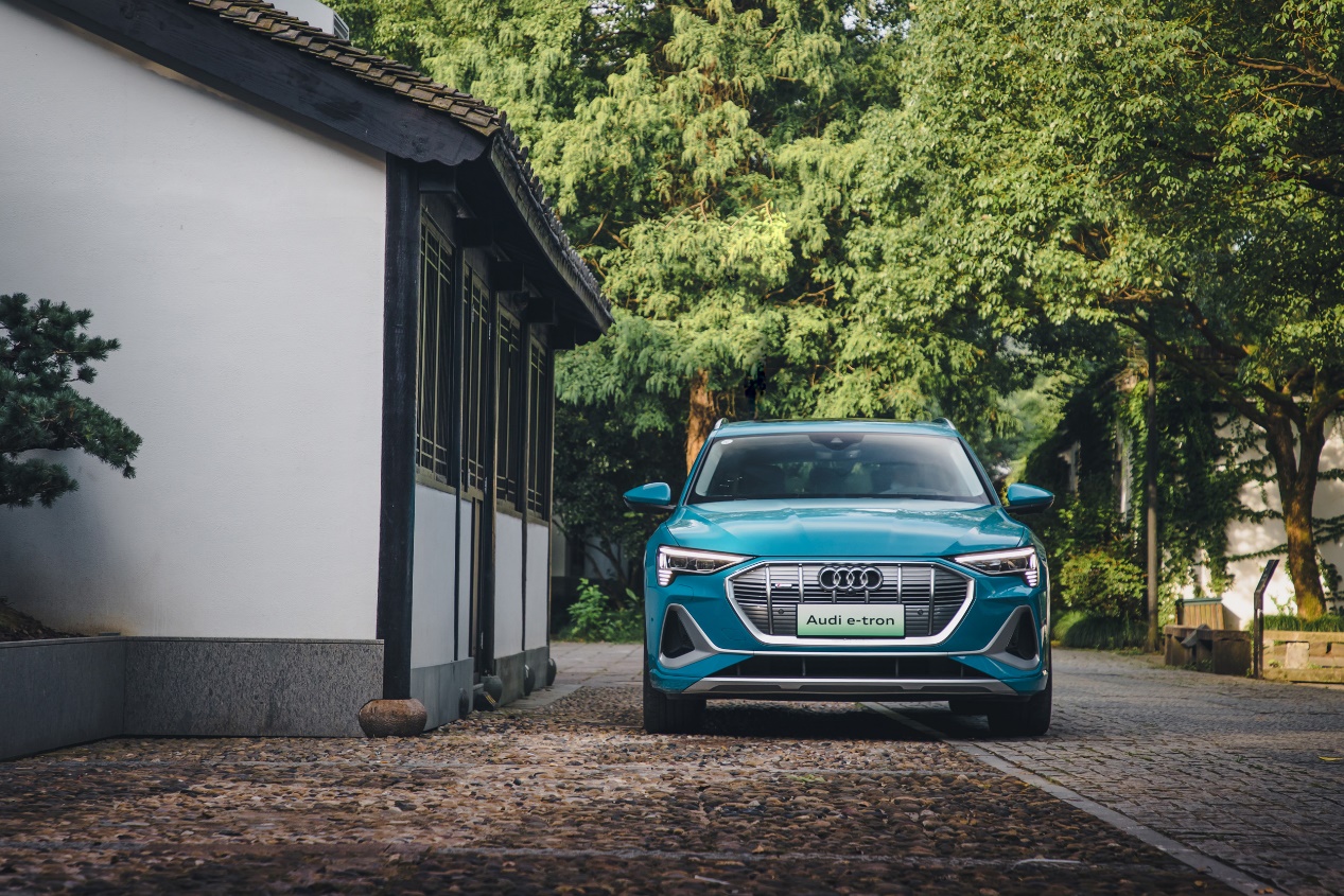 The flagship luxury and comfortable test drive Audi e-tron pure ...