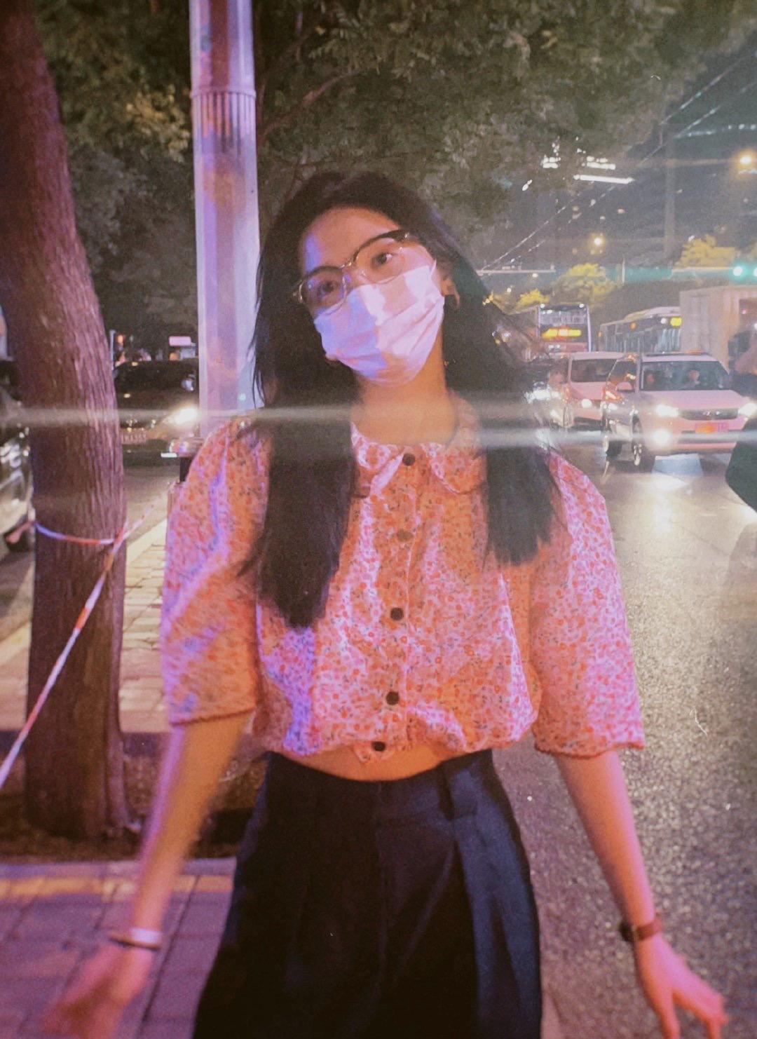 Zhang Ruonan 520 took photos late at night for a personal walk, a ...