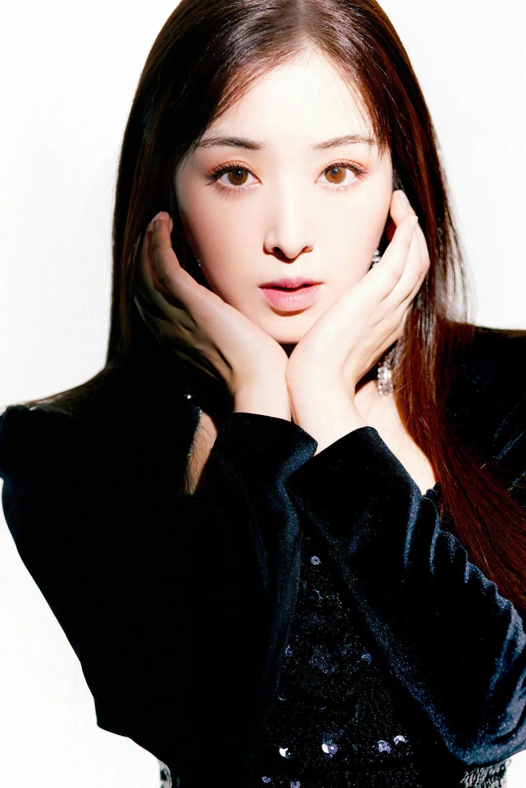 The stage photo of Miss Zhang Hanyun chic - iNEWS