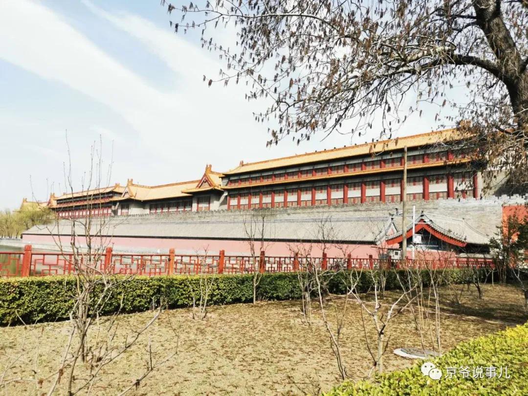 Why does the Xihua Gate in the Forbidden City look different from the ...