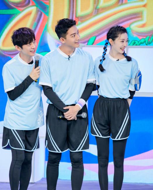 Happy Camp: Zhang Wanyi has a nice bass, Song Yi sings confidently ...