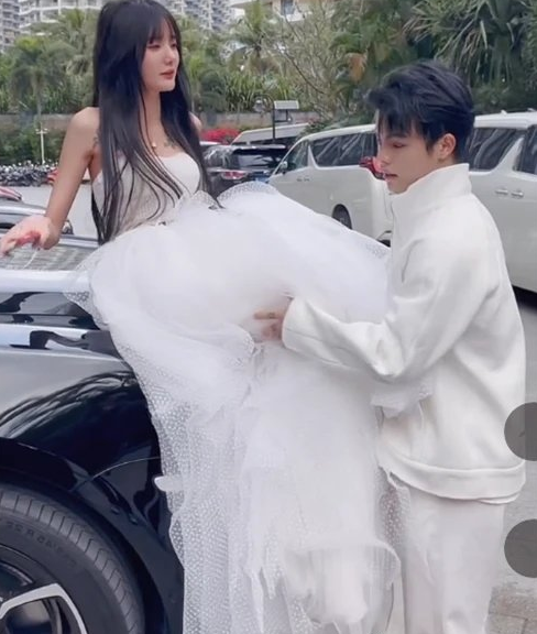 Yin Shihang was photographed while walking around Lulu, and Lulu had ...