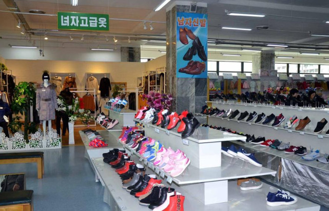 North Korea observes, what is the North Korean large supermarket like ...