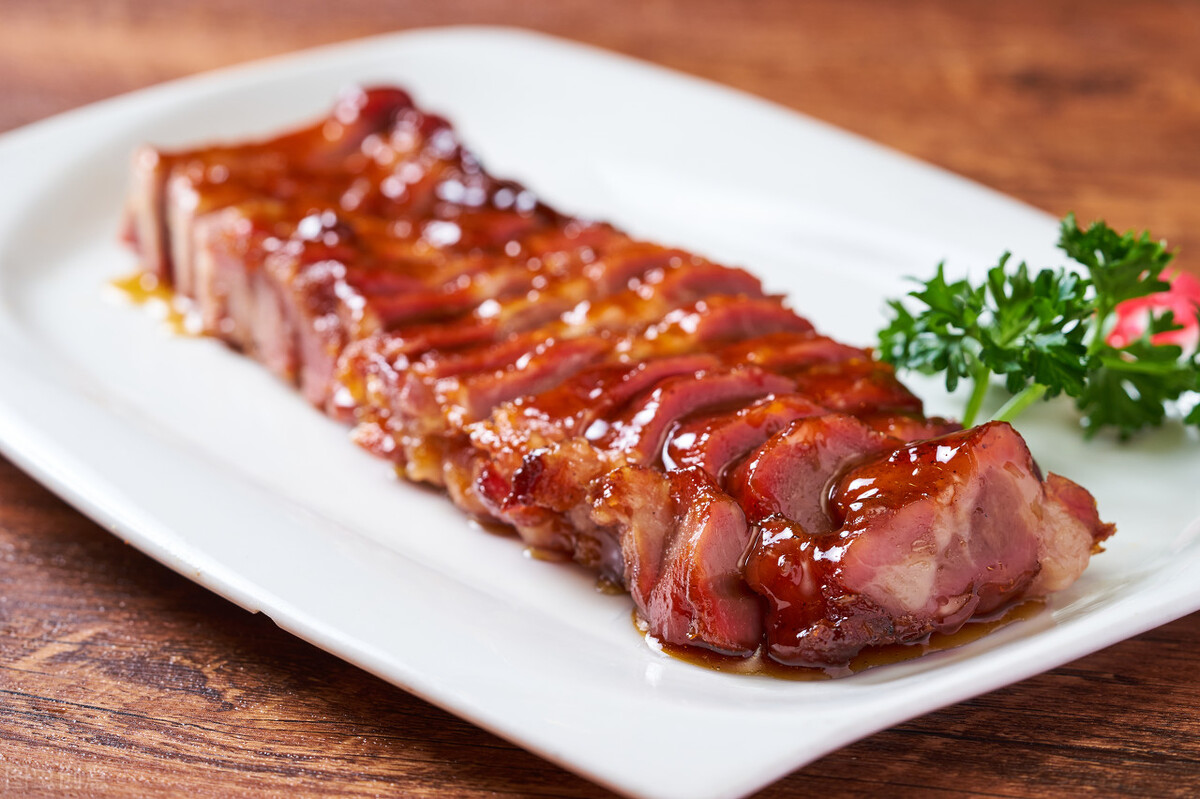 蜜汁叉燒，香港經典著名名菜之一，"叉燒"的名字由來竟然是插燒？ - 資訊咖