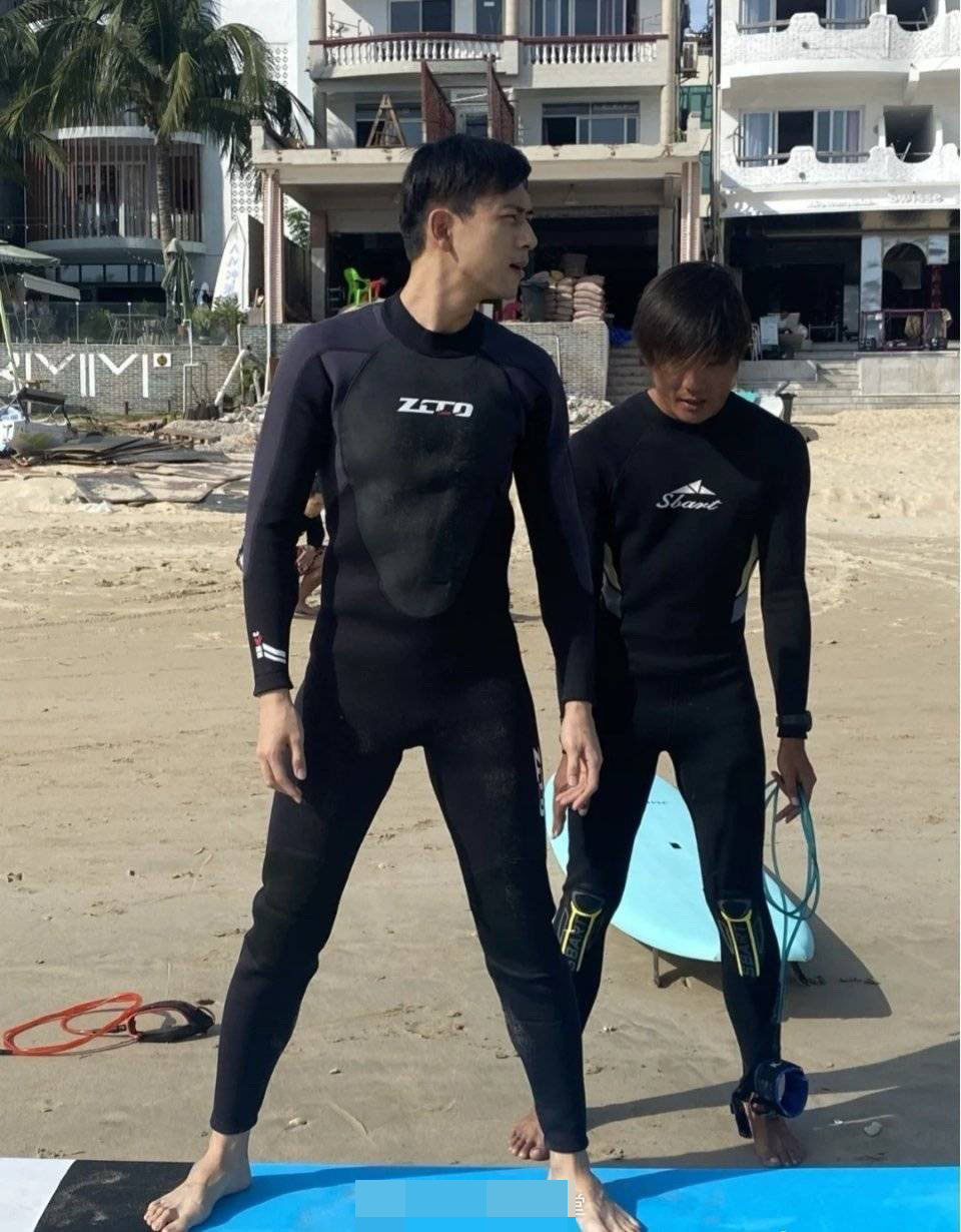 This is the real self-discipline, right?Li Xian wears tight swimsuits ...