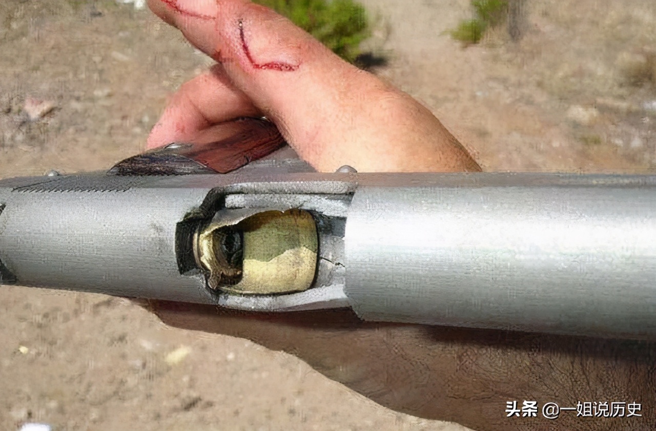 The most realistic scene of the weapon explosion, the artillery barrel ...