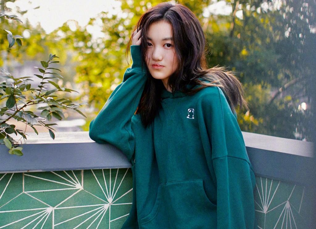 15-year-old Li Yan took a recent photo and showed a graceful posture in ...