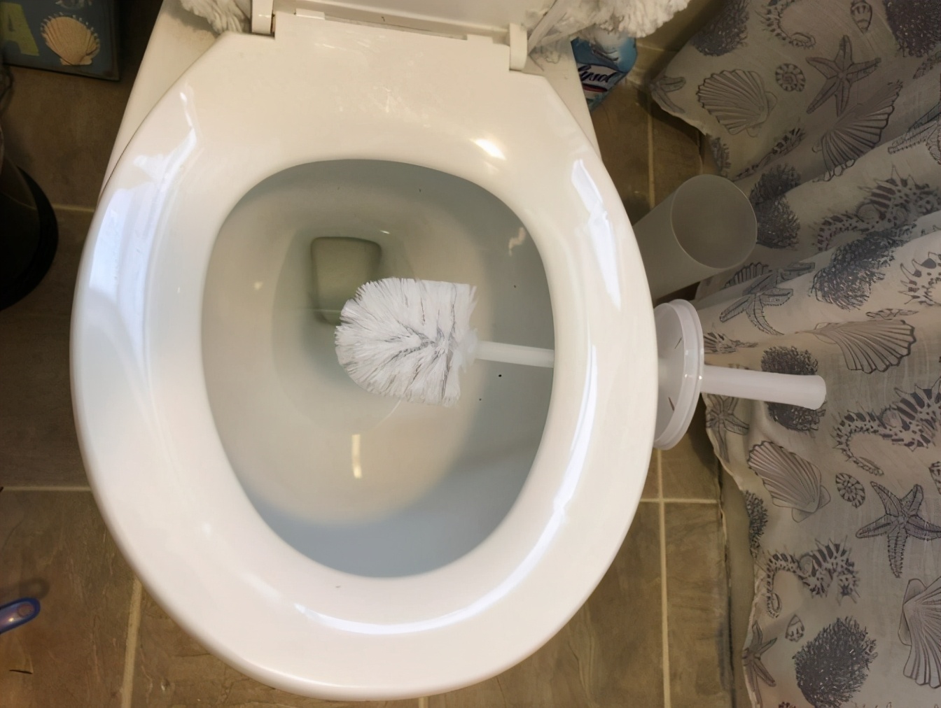 Bacteria in the toilet can "fly 4.5 meters high" "close the lid and ...