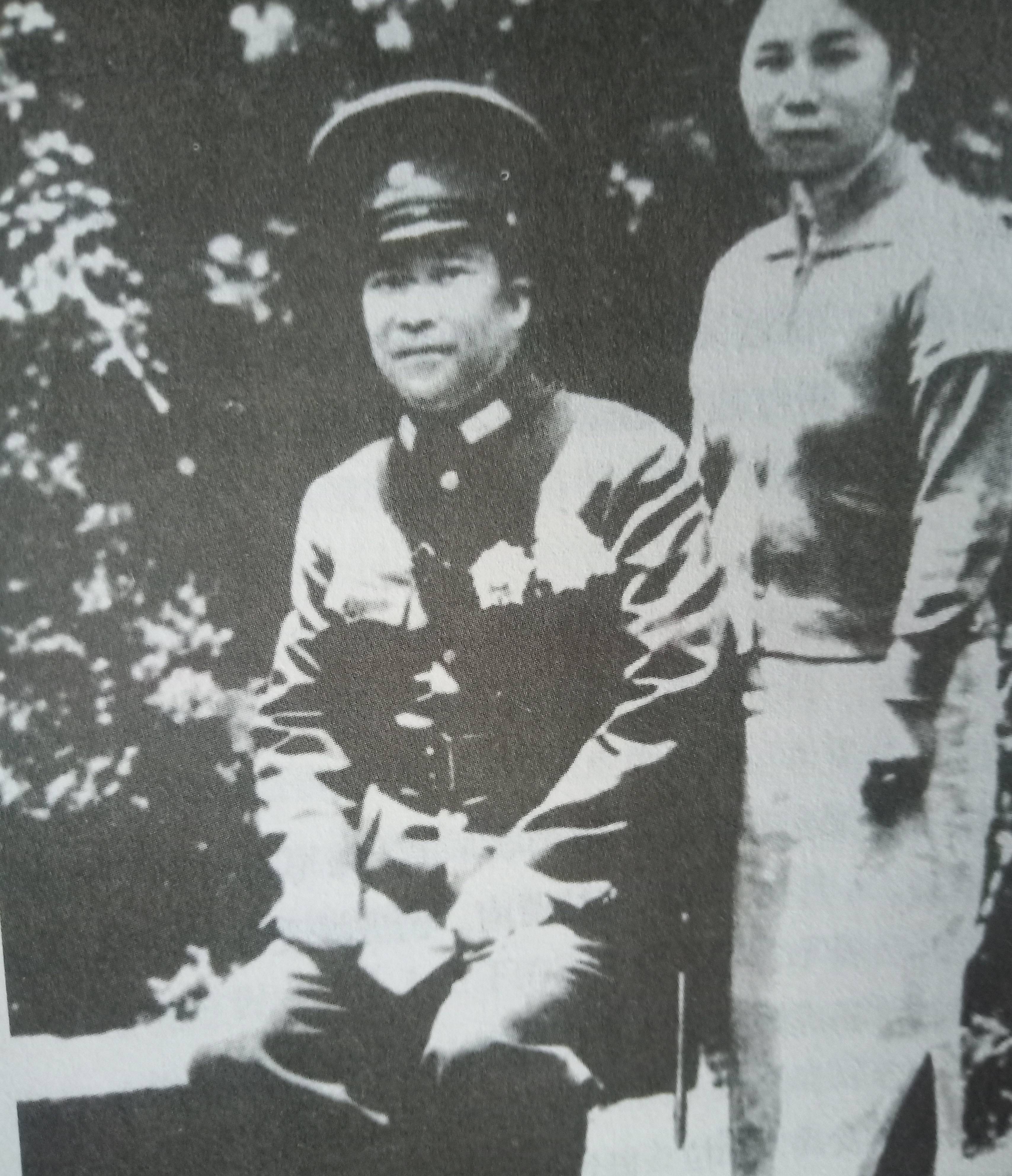 She was a widow for Yang Hucheng for half of her life, raising his 6 ...