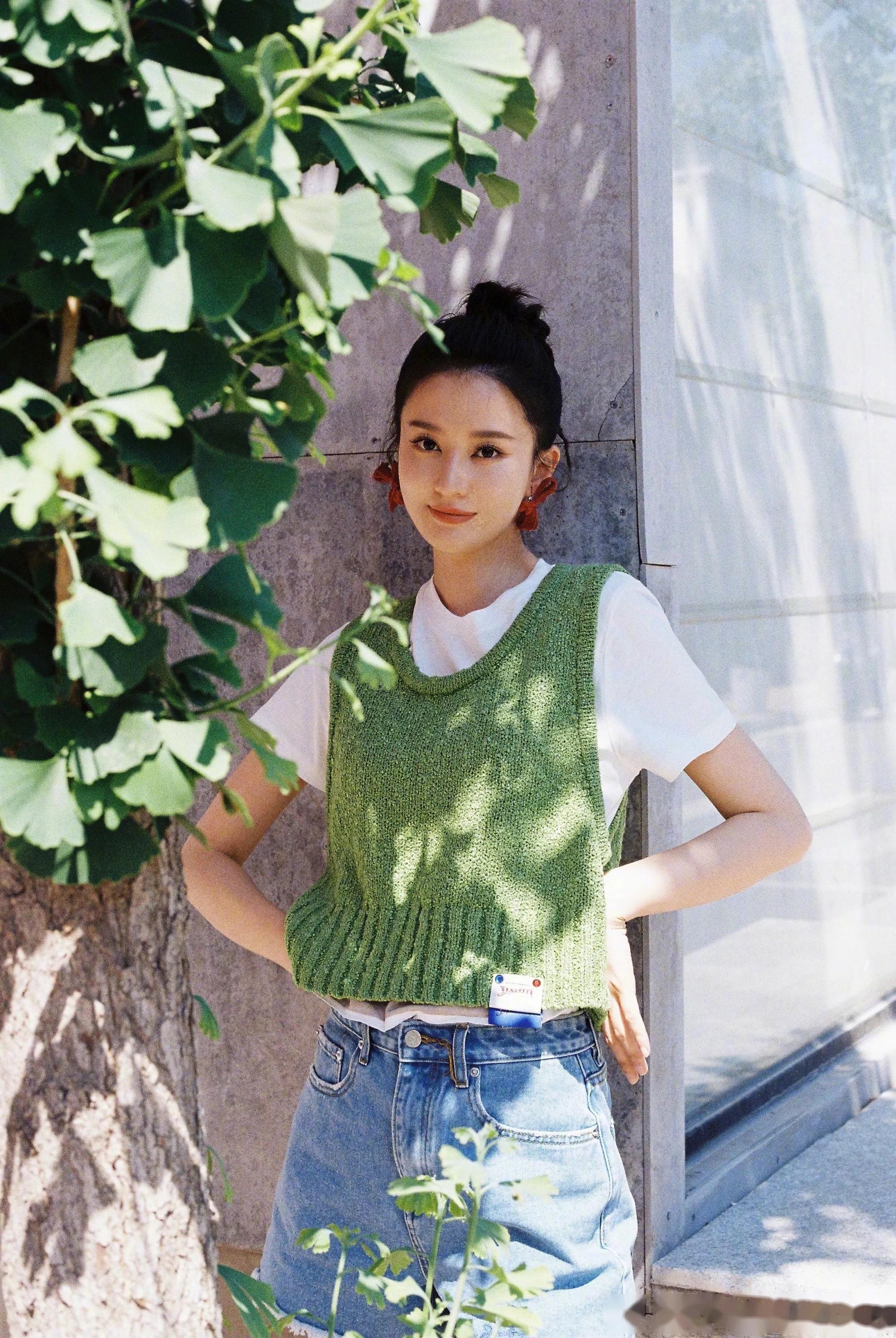 With an orange coat and black short skirt, Qiao Xin's beauty has ...