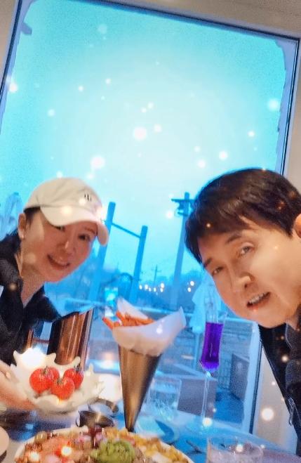 The 53-year-old singer Ren Jing's recent photo has changed, her eyes ...