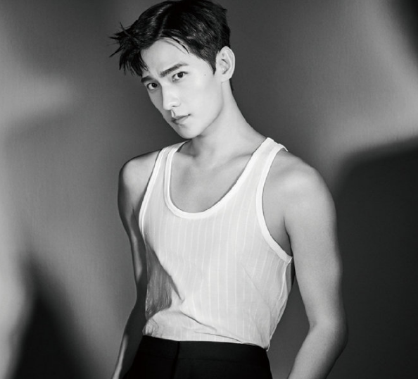 Yang Yang stood up for the makeup artist, angrily picking up the fans ...