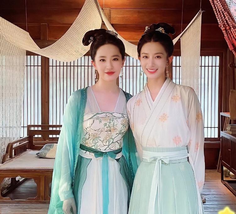 Liu Yifei took a photo with the new actress. She is in a green dress to ...