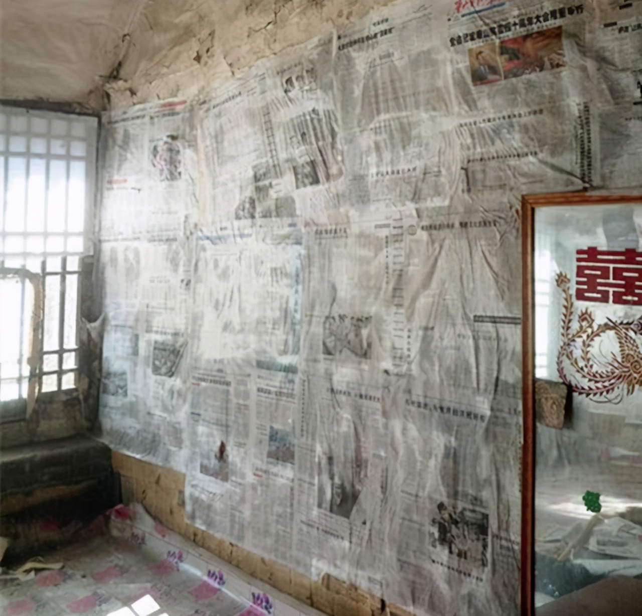 Have you ever heard of using newspapers to paste walls for decoration ...