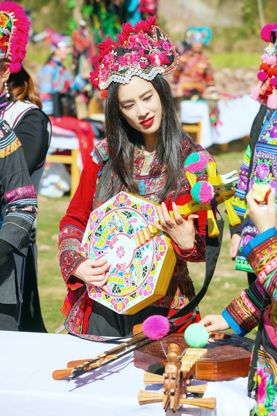 "Field of Hope" Huang Shengyi wears Yi embroidered dress and cockscomb ...