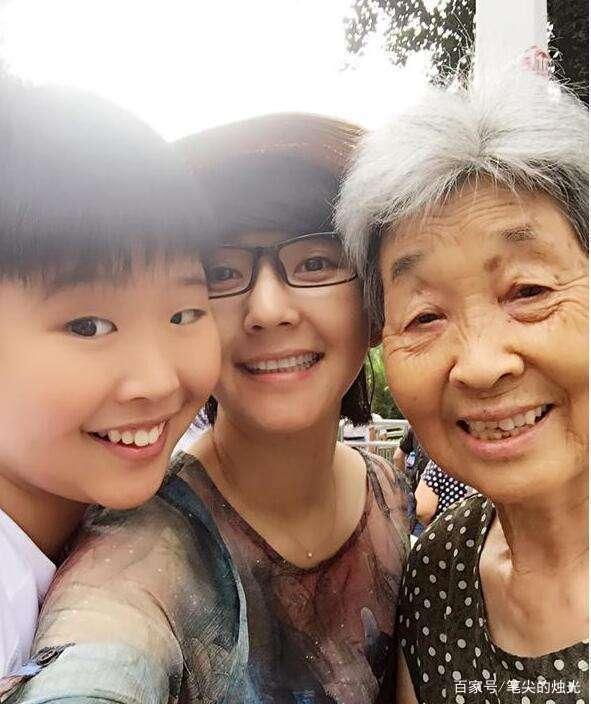 The well-known host Fang Qiong posted a photo of his 17-year-old son, saying that his son ...