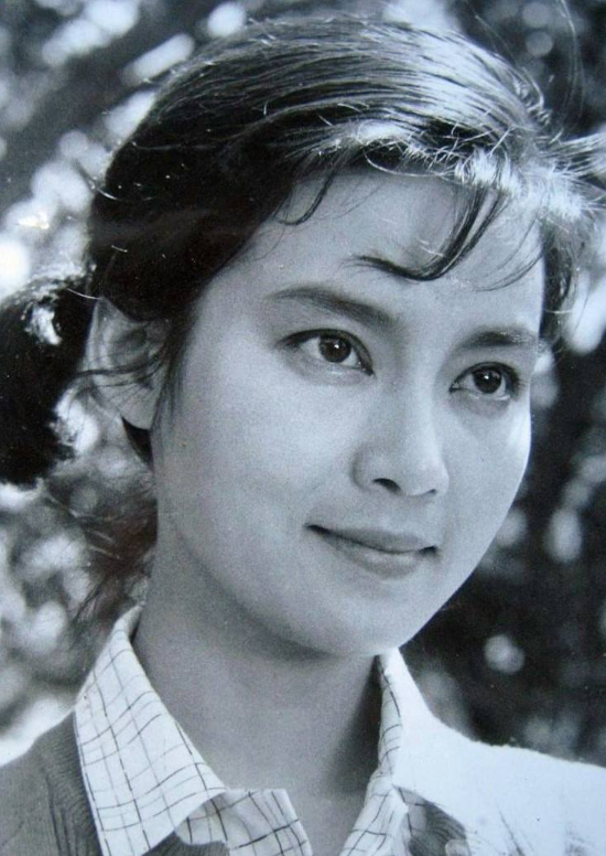 Actor Pan Hong: Divorced for 36 years and still single, 68-year-old ...