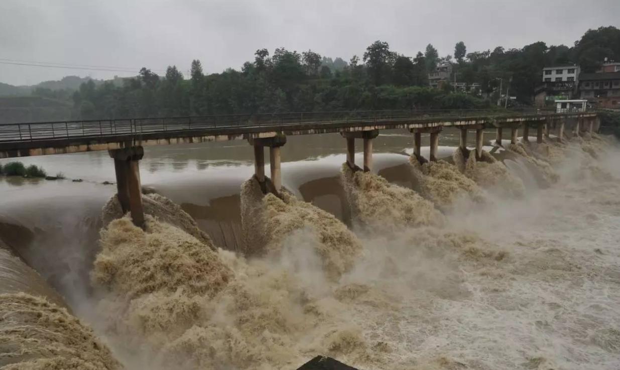 Where did the flood water finally flow?Why should the dam discharge ...