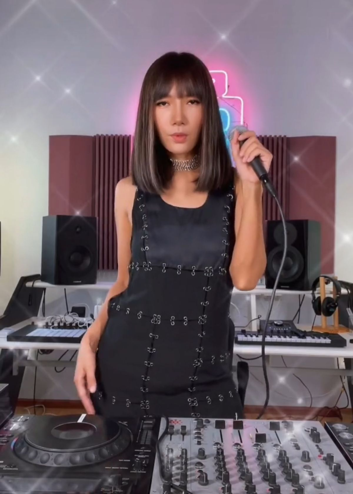 Zhang Mi's daughter shows her waistline and shows her waistline. It is ...