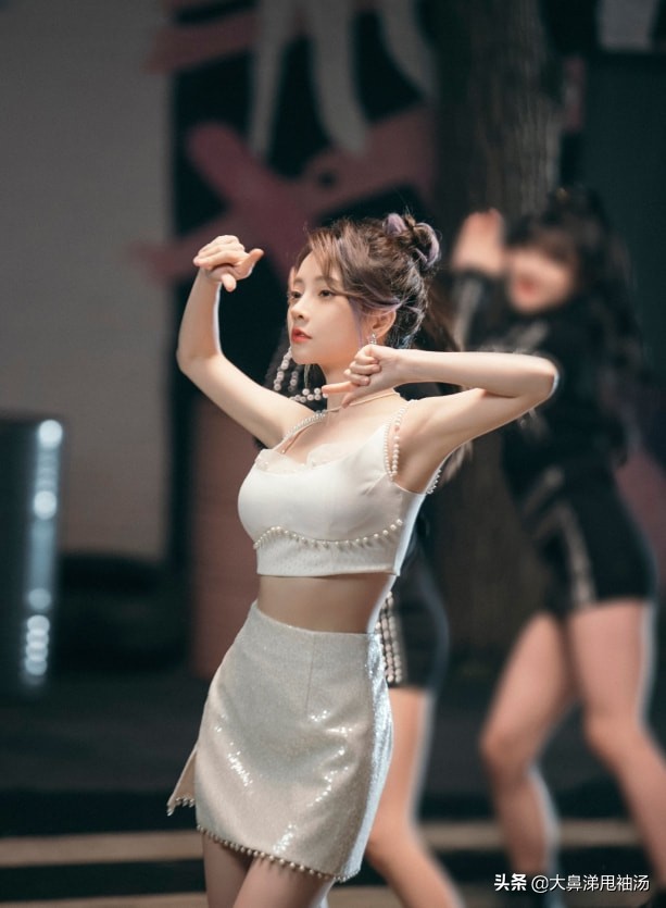 Feng Timo released a new dynamic, showing a fit figure in long pants ...