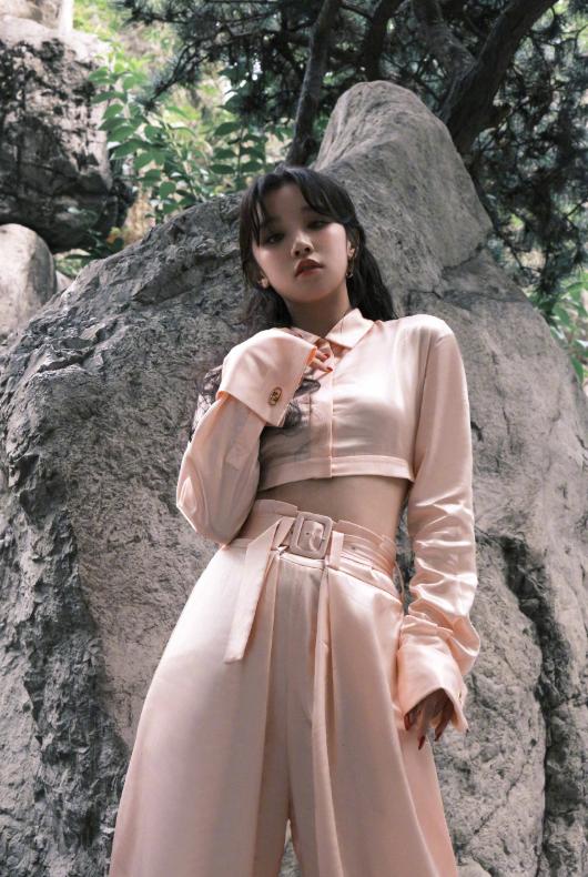 Song Yuqi's summer portrait released, the pink satin suit is fresh and ...