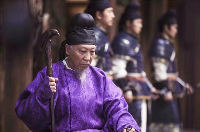 The most tragic queen: her own son was killed in front of her, and ...