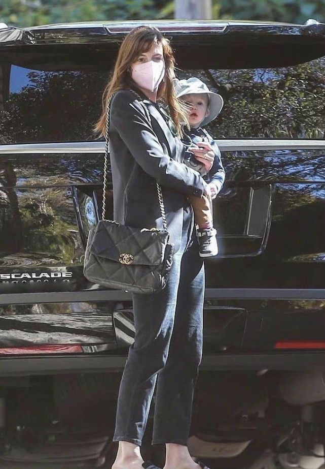 Anne Hathaway went out with her baby, but the super goddess went out ...