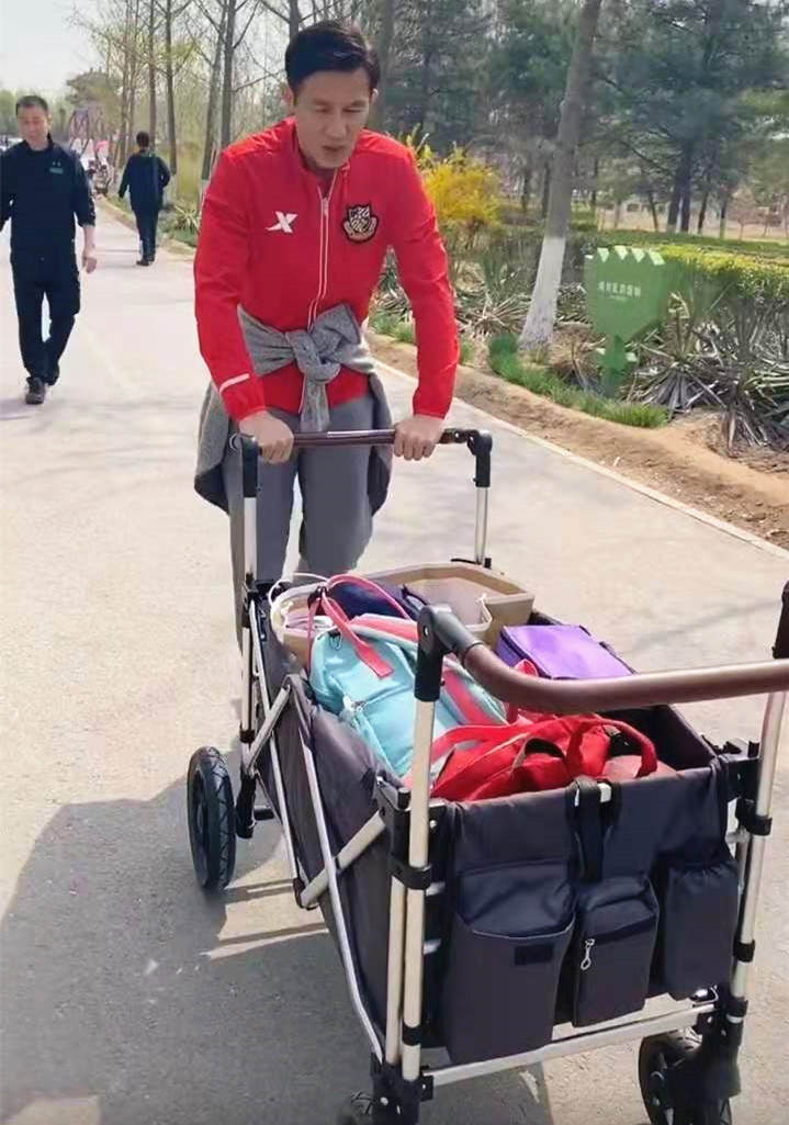 The 61-year-old Li Zixiong's family of three rarely share the same ...