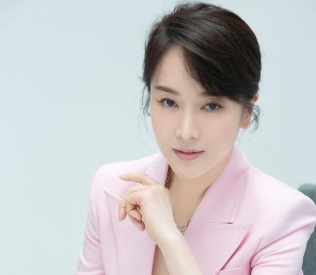 43-year-old Zuo Xiaoqing's new romance exposed?Leaning on head and shoulders to show intimacy ...