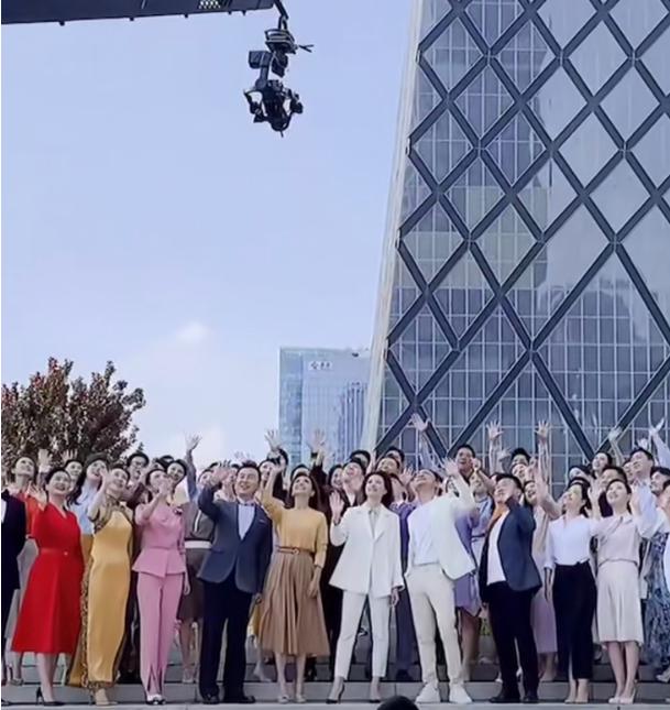 The post-90s CCTV host Gao Han wears a green jacket and is pure and ...