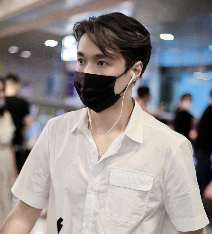 Street dance Reuters revealed that Zhang Yixing's linen gray hair color ...