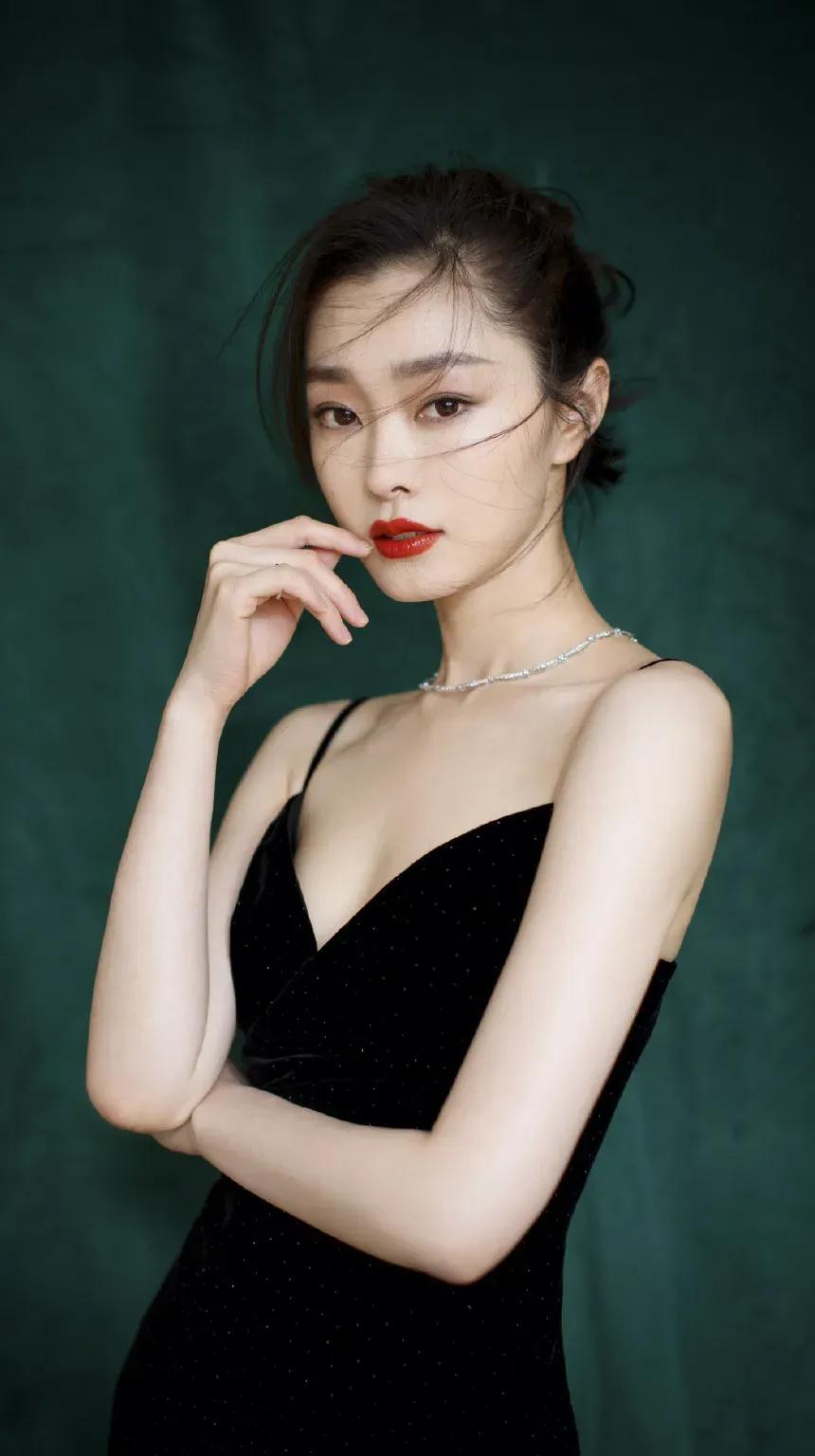 Song Yi, sexy, charming, fair-skinned and beautiful, with a hot body ...