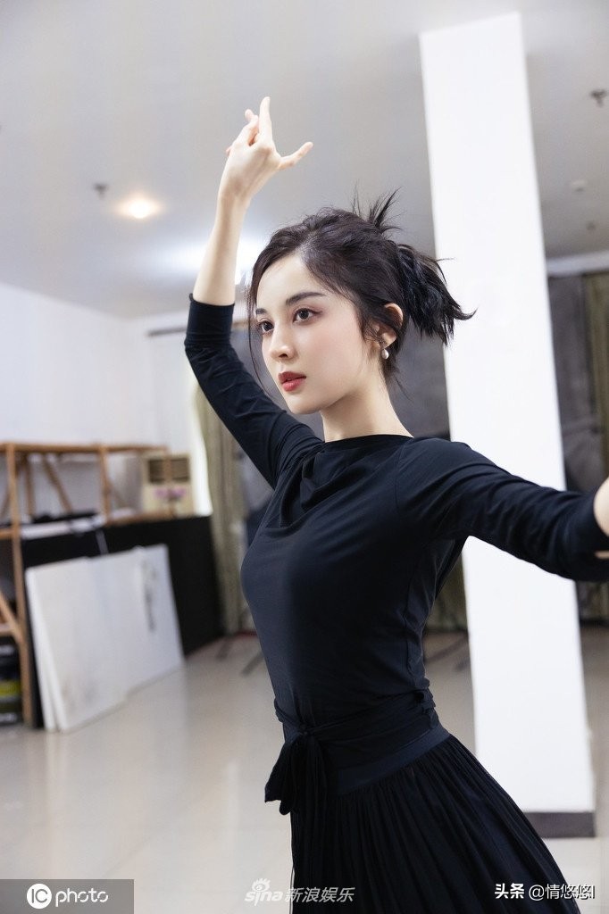 Gu Li Nazha dances for the new drama, swaying the hem of the skirt and ...