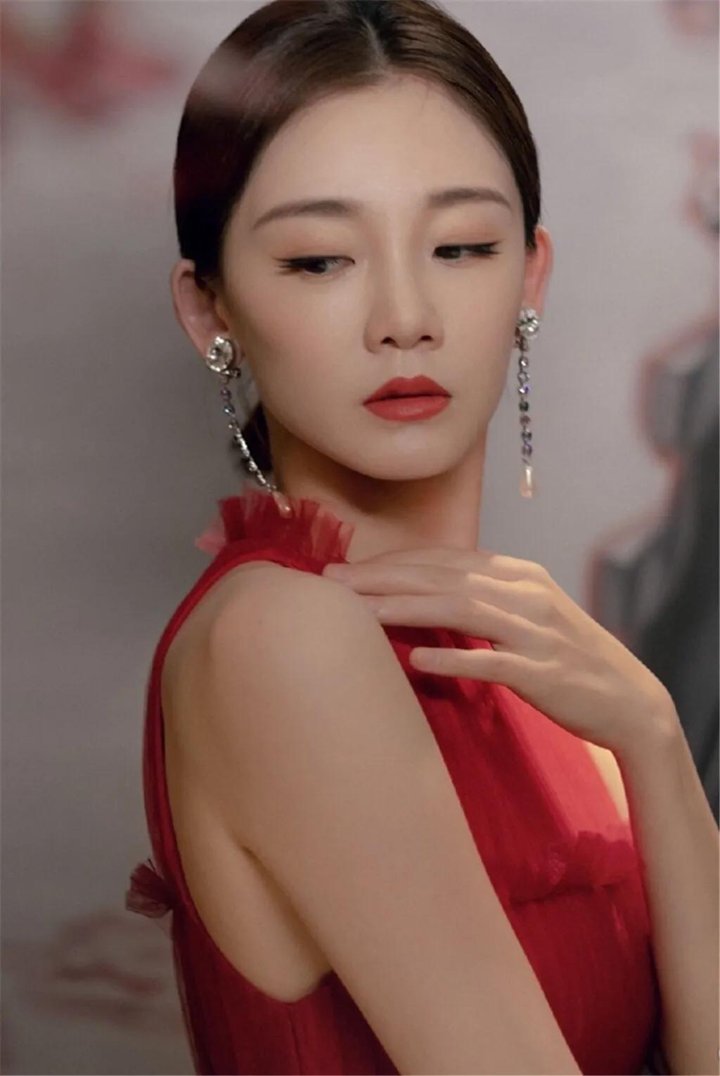 Zheng Kai's wife, Miao Miao, has white skin and beautiful long legs - iNEWS