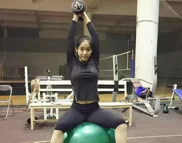 "New volleyball goddess" Wang Jiazheng, put on makeup on the court, arousing heated discussion ...