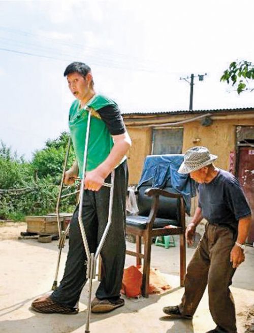 China's first male giant Wang Fengjun: 2.55 meters tall, a head taller ...