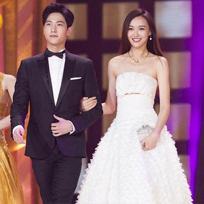 A close photo of Yang Yang and his friend Zheng Shuang, Liu Yifei, Song ...