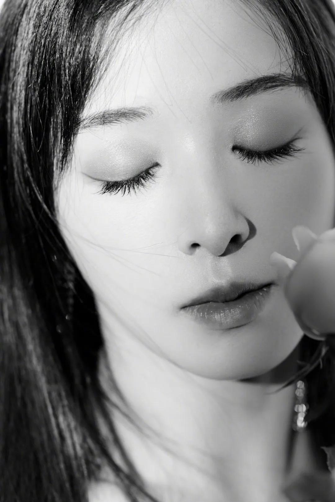 The stage photo of Miss Zhang Hanyun chic - iNEWS