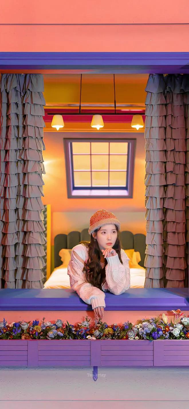 IU's new song is booming!But I am more fascinated by the retro macaron ...