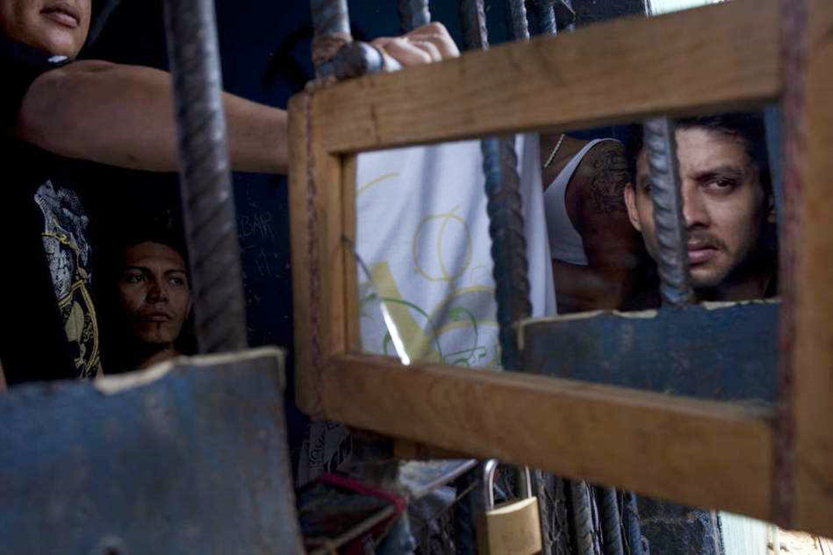 The prison guards did not dare to step into the half-step prison ...