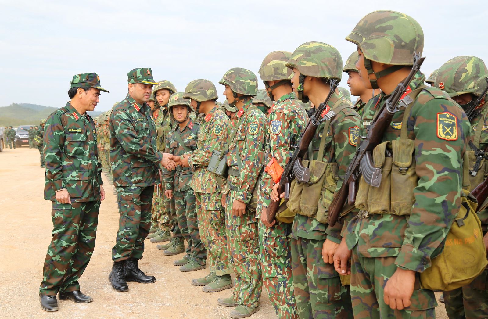 Let's take a look at what the Vietnam Army exercises are doing - iNEWS