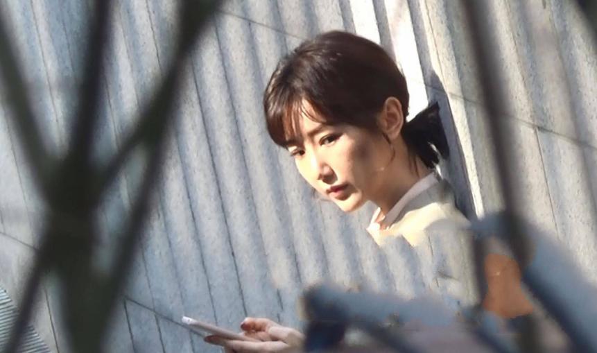 Mao Xiaotong shoots a smoking scene, leaning against the wall alone to ...