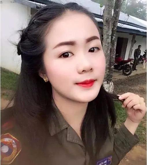 Beautiful and fair-skinned Lao female soldier, versatile and capable ...