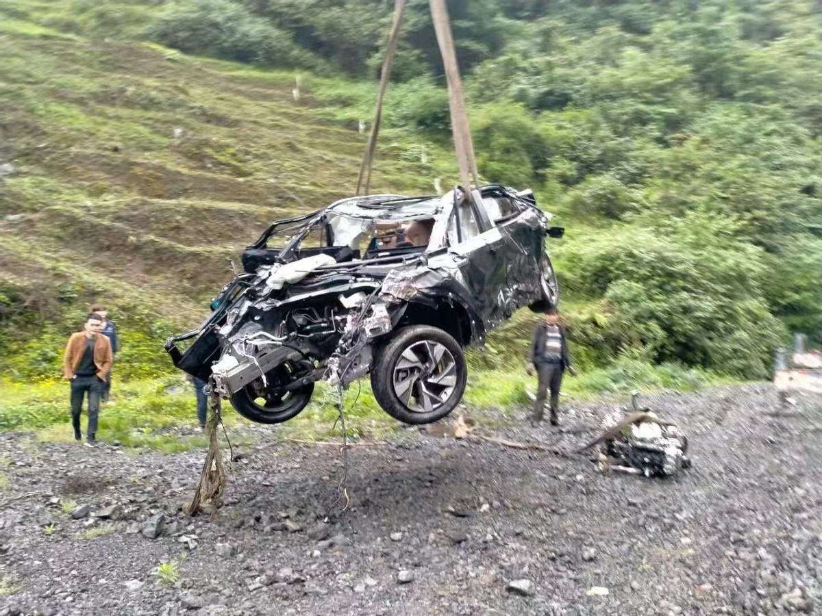 BEIJING-X7 unfortunately fell into a cliff and was scrapped, and the ...