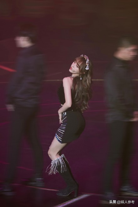 What a beautiful and beautiful Cheng Xiao deciduous brown vest dress ...