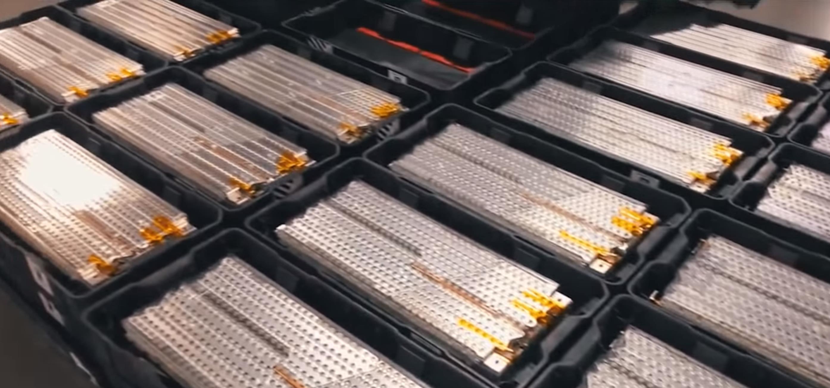 Disassemble the Tesla battery pack, revealing more than 7,000 AA ...