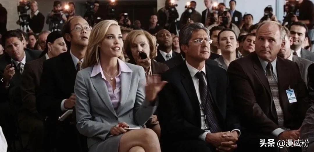 The female reporter who got on the bed with Iron Man appeared low-key ...