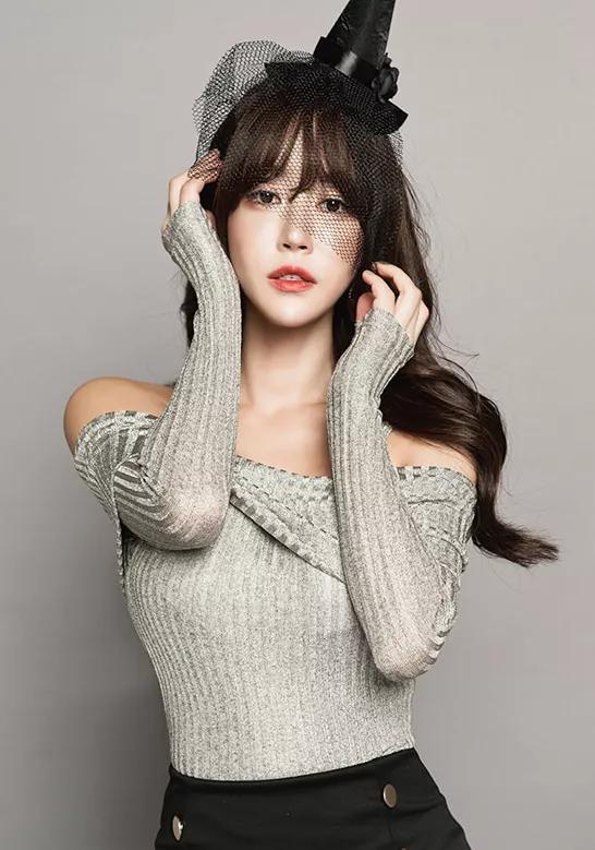 Zheng Youzhen's portrait photo, today's outfit is full of domineering ...