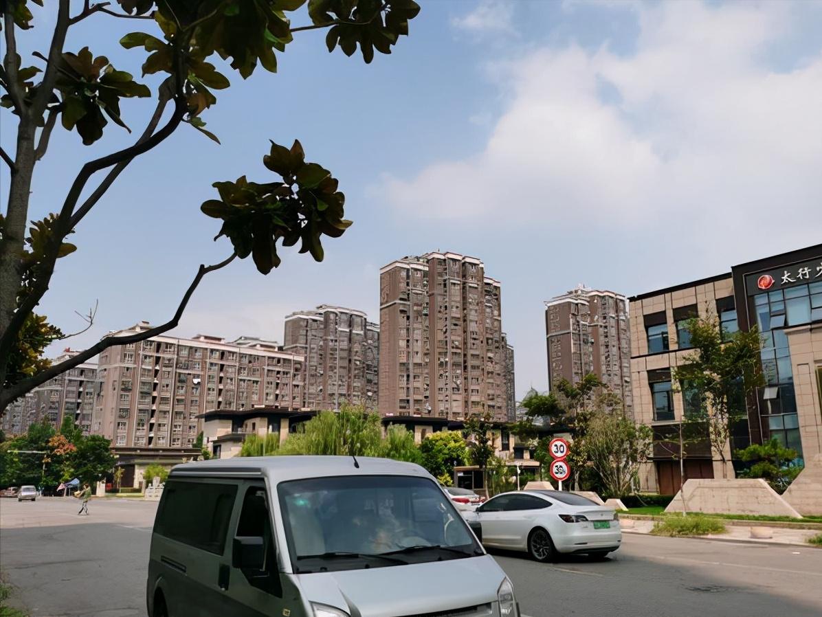 A characteristic street running through Xuhai Road, Heping Road, Xuzhou ...