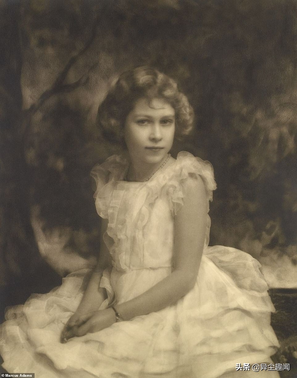 10 rare childhood photos of Queen Elizabeth II - iNEWS